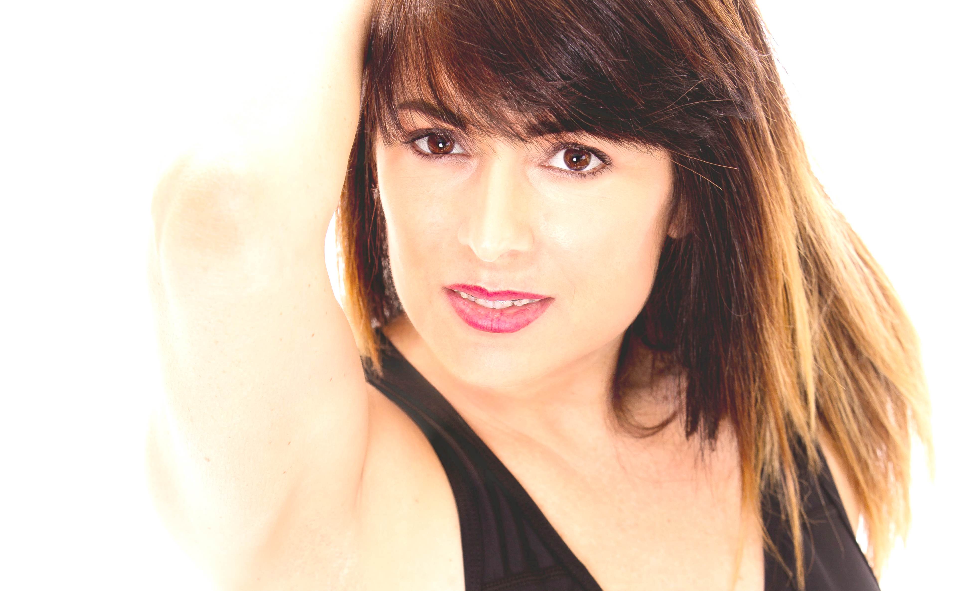 Anna Roca is on StageIt