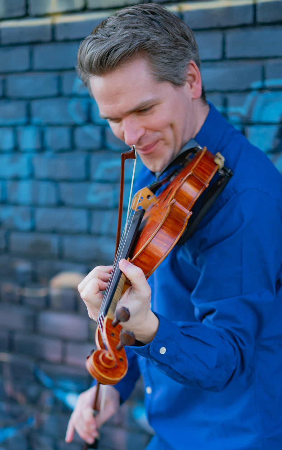 Mads Tolling is on StageIt